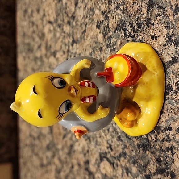 Warner Brothers | Other | Vintage 977 Tweety At The Beach Figurine ...